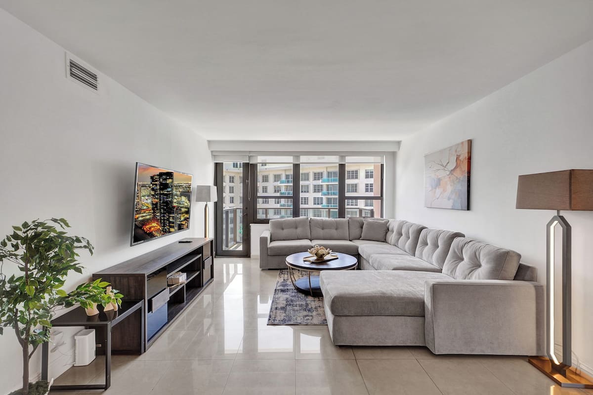 Apartamento Familiar, 2 quartos, varanda, vista parcial para o oceano | Sala de estar | Televisor de ecrã plano de 45 polegadas com canais por cabo