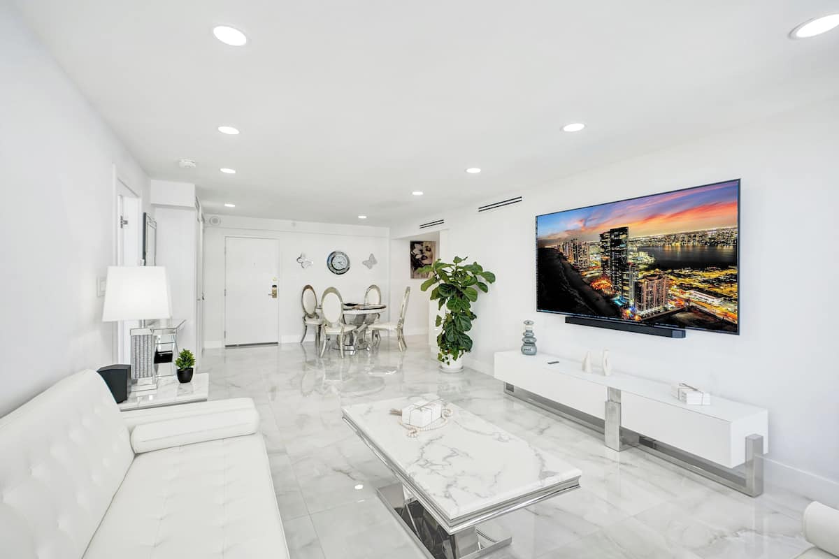 Apartamento Clássico, 2 quartos, varanda, vista parcial para o mar | Sala de estar | Televisor de ecrã plano de 45 polegadas com canais por cabo