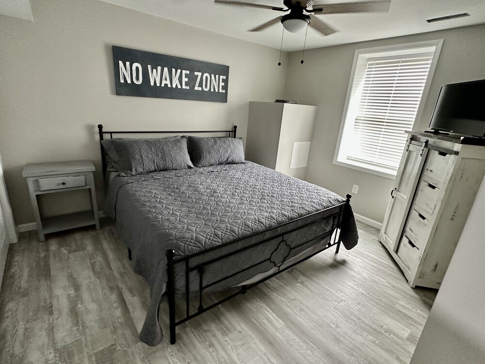 Stay Here! 2 Homes Sleep Up To 28! Private Cove 2 Docks And Personal Boat Launch - Sevierville, TN