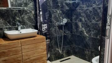Casa conforto | Banheiro | Produtos de toalete grátis, secador de cabelo, roupões de banho