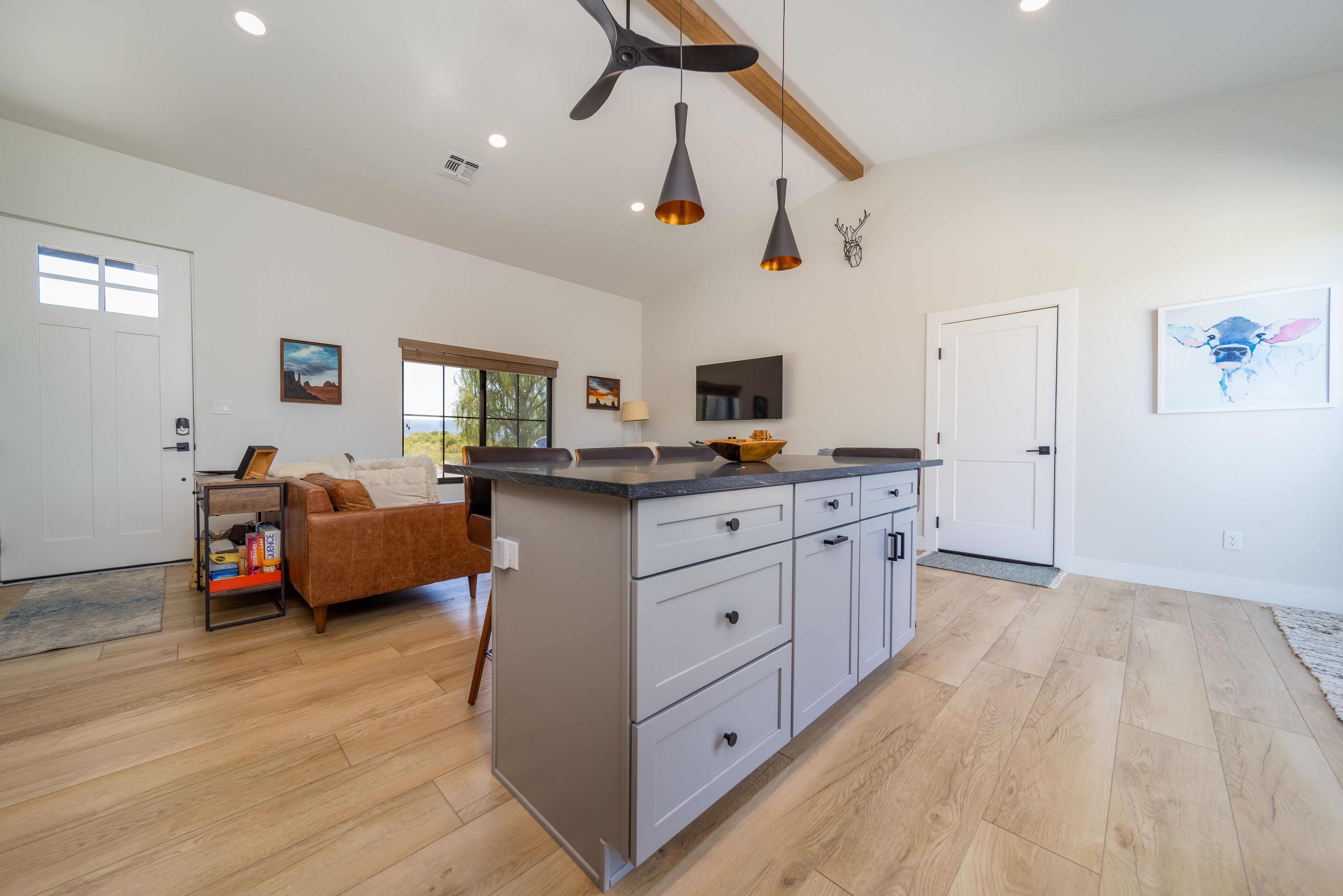 Bookcliff Retreat: Barnhouse & Modern Farmhouse On 13 Acres With Hot Tub - Grand Junction, CO