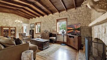 Casa, várias camas, pátio (3503 RM 2721- Main) | Sala de estar | Lareira