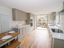 Um frigorífico, uma máquina de lavar louça, uma chaleira elétrica 