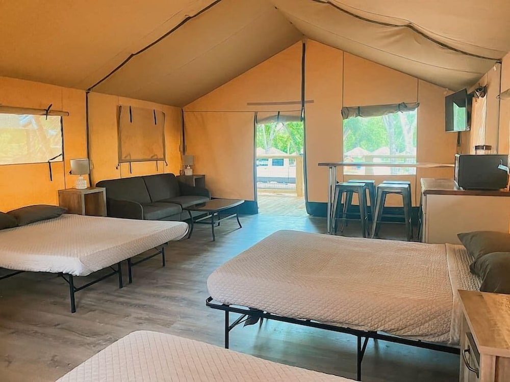 #44sons River Ranch Safari Cabin - San Marcos, TX