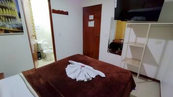 Quarto Standard, 1 cama de casal | Casa de banho | Um polibã, um chuveiro fixo, toalhas fornecidas, sabão