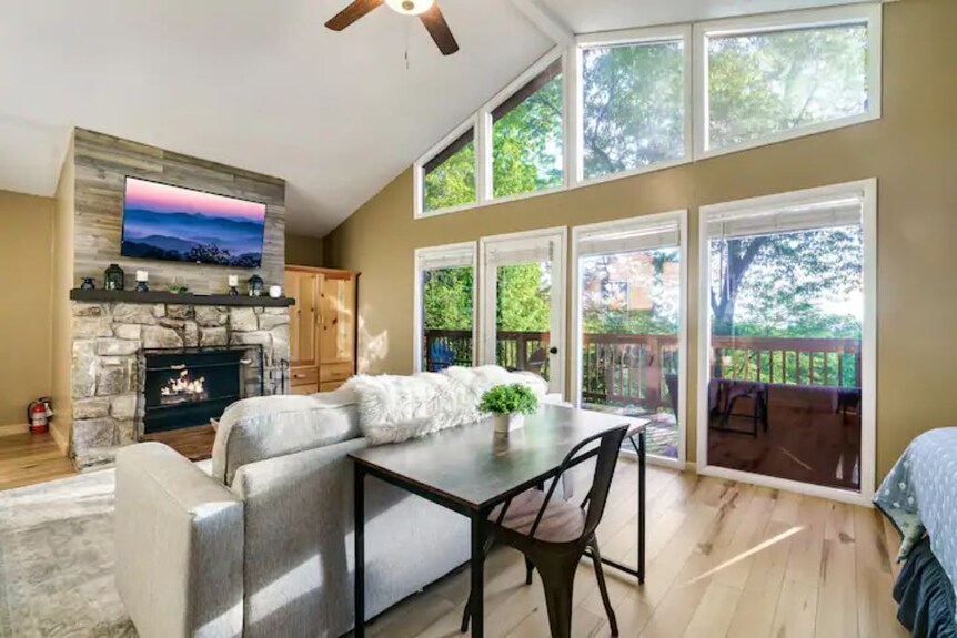 Spacious 5 Bdrm Mins To Dt Gatlinburg! Game Rm, Hot Tub, Firepit, Pool, Pingpong - Gatlinburg, TN