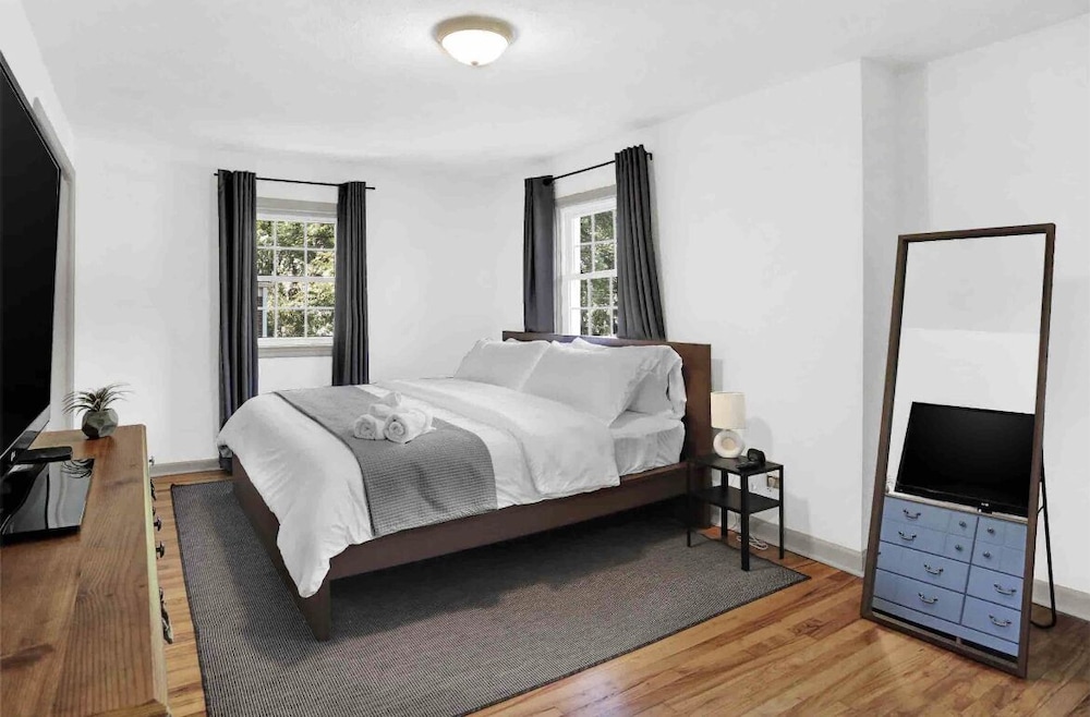 King Bed!  Cozy Home Minutes From Broad Ripple Ave - Indianapolis, IN