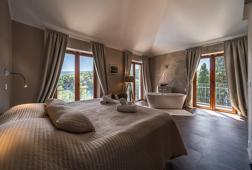 Beautiful Hvar Villa | 4 Bedrooms | Villa Stone Pine | Private Infinity Pool & Stunning Sea Views | Vrboska - Jelsa