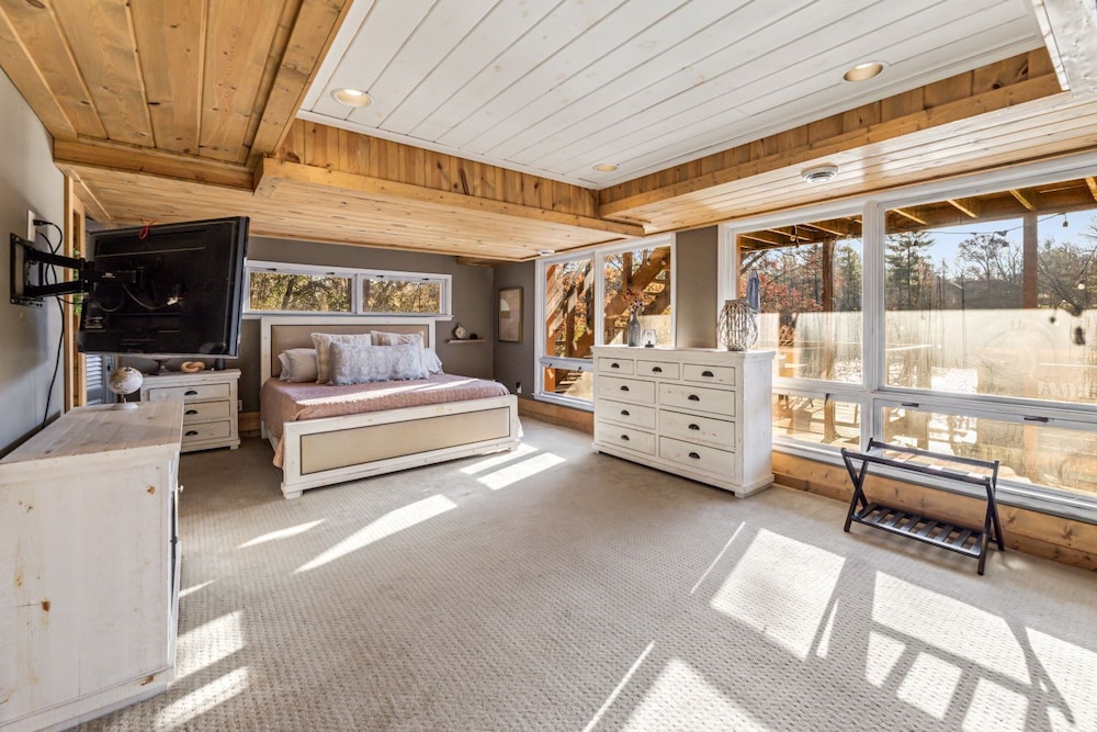 Riverfront-sandy Beach-tiki Bar-dock-recreation Room-3700ft - Black River Falls, WI