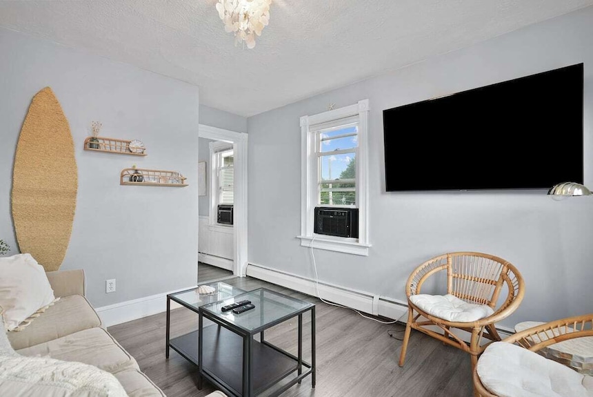 The Surf Shack- Adorable 2 Br Walk To Waterfront\n\n - Tiverton