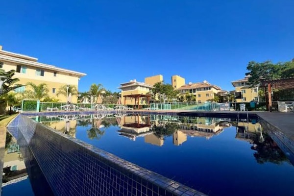 4 piscinas exteriores, uma piscina aquecida, guarda-sóis