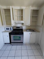 Minifrigorífico, um micro-ondas 
