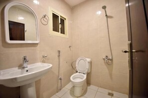 Um polibã, um chuveiro fixo, um secador de cabelo (mediante pedido) 