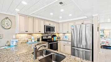 Casa de Férias, várias camas, varanda, vista para o oceano (22519 Front Beach Road 150) | Cozinha privada | Um frigorífico, um micro-ondas, um forno, uma placa de cozinha