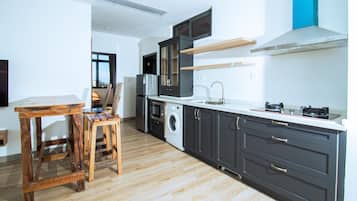 Suíte presidencial, 2 quartos, vista para o oceano | Cozinha privada | Frigobar, micro-ondas, talheres/pratos/utensílios de cozinha