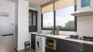 Quarto Individual Executivo | Cozinha privada | Minifrigorífico, um micro-ondas, utensílios de cozinha