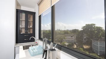 Quarto solteiro executivo | Cozinha privada | Frigobar, micro-ondas, talheres/pratos/utensílios de cozinha