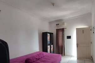Quarto casal luxo | Escrivaninha, Wi-Fi de cortesia, roupa de cama