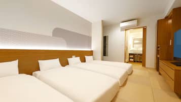 Traditional Quadruple Room with Breakfast | 1 quarto, edredões de penas, secretária