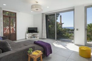 Casa Básica, várias camas, vista para o mar | Sala de estar | Televisor 