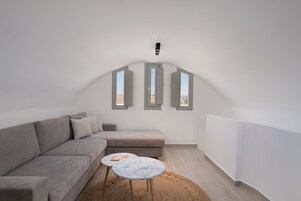 White Diamond Suite with Hot Tub | Área de estar | Smart TV 32 polegadas com canais digitais