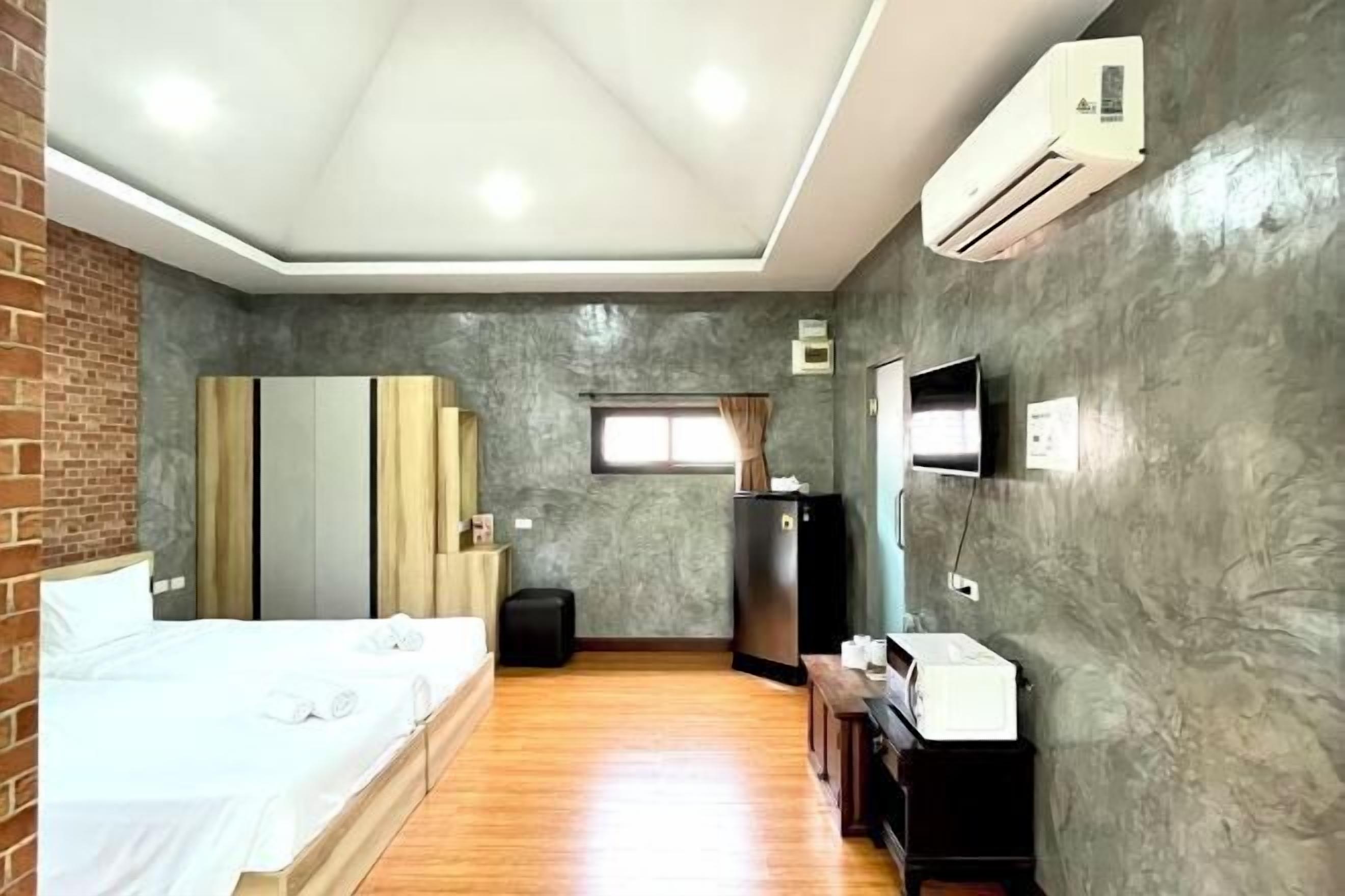 1 quarto, com decoração personalizada, com mobília individualizada 