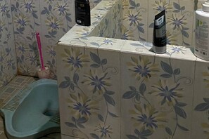 Quarto casal básico | Banheiro | Chuveiro, toalhas de banho