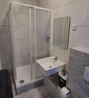 Quarto casal básico | Banheiro | Chuveiro, toalhas de banho, shampoo, papel higiênico