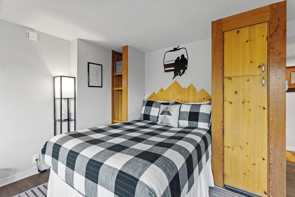 10 MinsWalk to Lift, Huge Windows & Sliding Doors for Beautiful Mountain View - Keystone | Vrbo