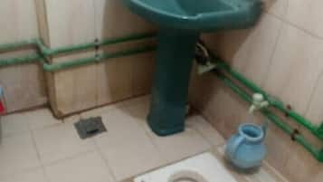 Quarto casal luxo | Banheiro | Chuveiro, produtos de toalete de grife, toalhas de banho, sabonete