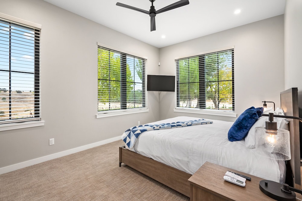 Steel City Cellars: 2 Br, 2.5 Ba House In San Miguel, Sleeps 6 - San Miguel, CA
