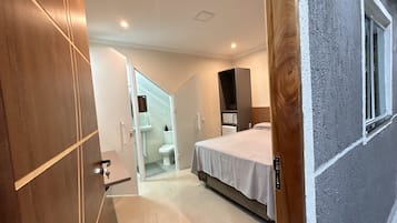 Quarto Duplo Básico, 1 cama de casal | Minibar, Wi-fi grátis, roupa de cama fornecida