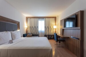 Quarto empresarial | Frigobar, cofres nos quartos, espaço de trabalho para notebook