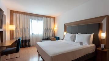 Quarto Empresarial | 1 quarto, minibar, cofre com capacidade para portátil