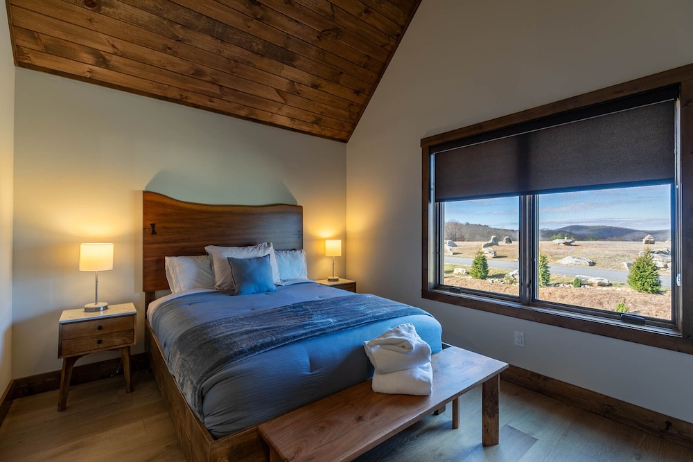 Mountain Time Lodge At Eagles Nest - Six Suites, Pool Table, Huge Views - Roan Mountain, TN