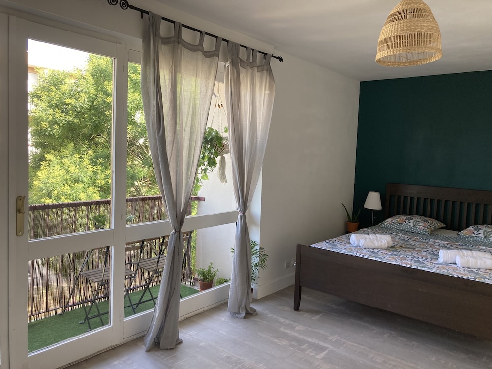 Lovely, Bright Studio With Parking And Balcony In A Secure Residence - Aix-en-Provence