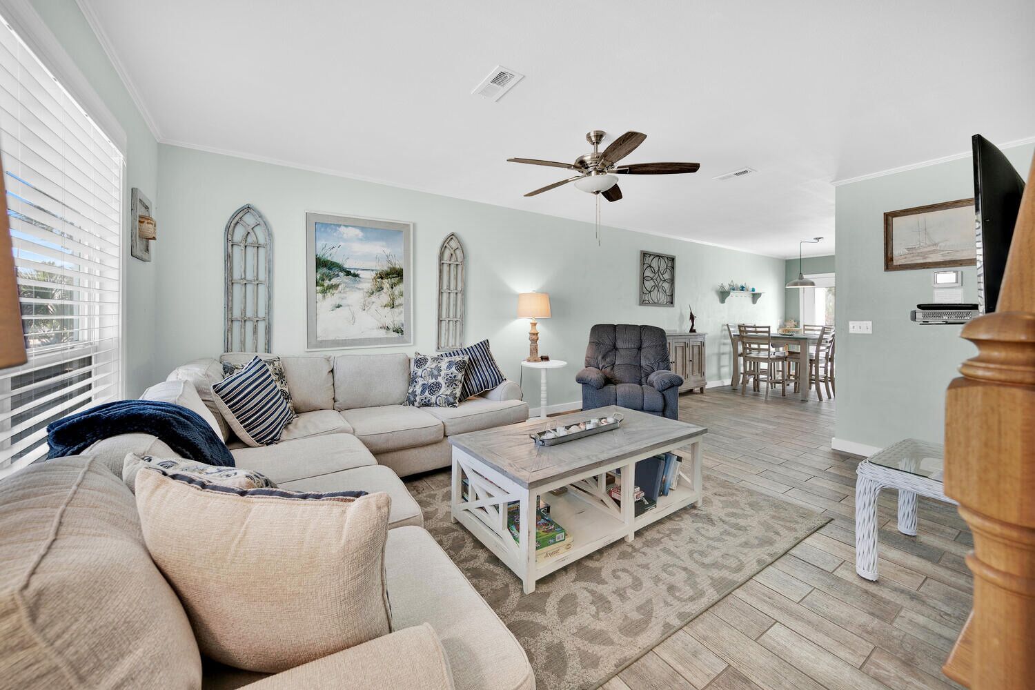 Walk To Beach ~ 2 Patios ~ Pool ~ 2br All Decked Out On Pcb - Laguna Beach, FL