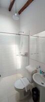 Quarto básico | Banheiro | Toalhas de banho, sabonete, shampoo, papel higiênico