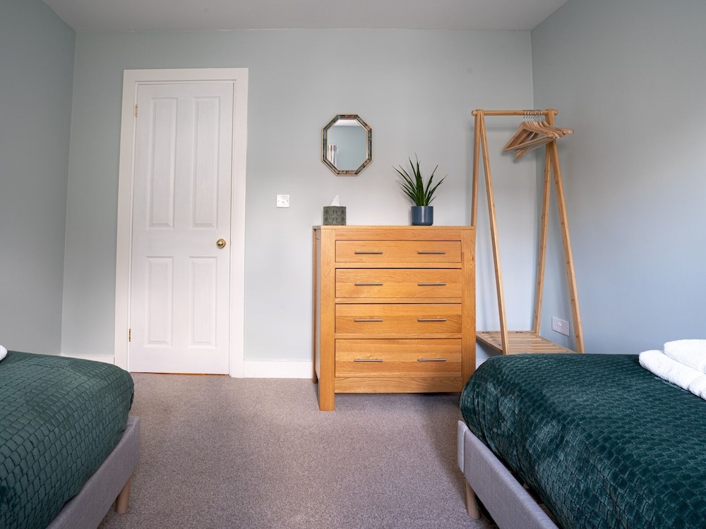 Pass The Keys | Quarry Cottage Courtyard Garden - Cirencester