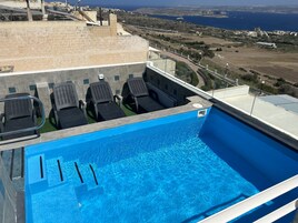 Piscina externa, espreguiçadeiras