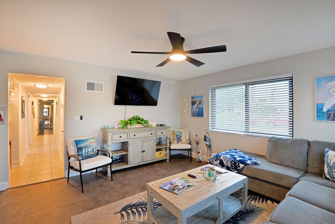 Cozi Beach House. Walking Distance To The World's Most Famous Beach! - New Smyrna Beach, FL