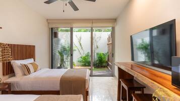 Cofre no quarto, cortinas/cortinados opacos, ferro/tábua de engomar