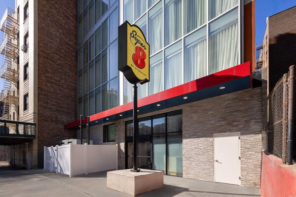 Super 8 By Wyndham Bronx Near Stadium - Bronx, NY