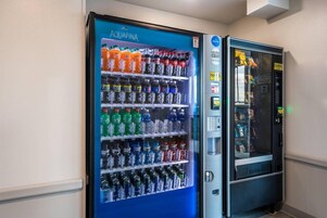 Máquina automática com seleção de bebidas e lanches.