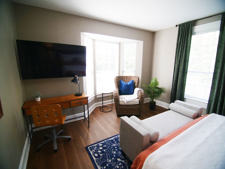 The Capitol Inn - Naples Room - King Bed - Florida State University, Tallahassee