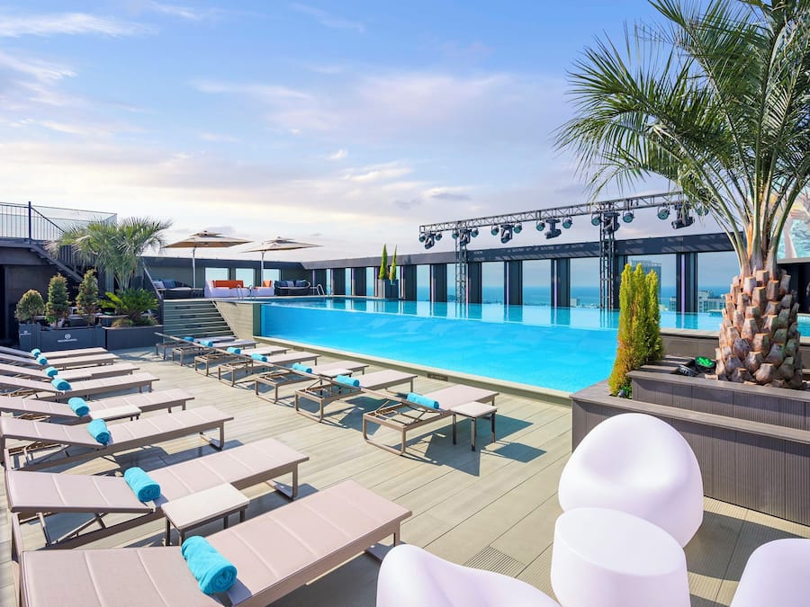 Piscina no piso superior