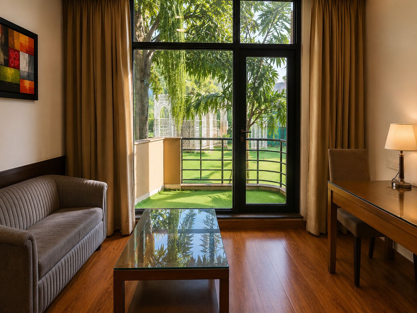 Deluxe Room with Balcony | Escrivaninha, espaço de trabalho para notebook, Wi-Fi de cortesia