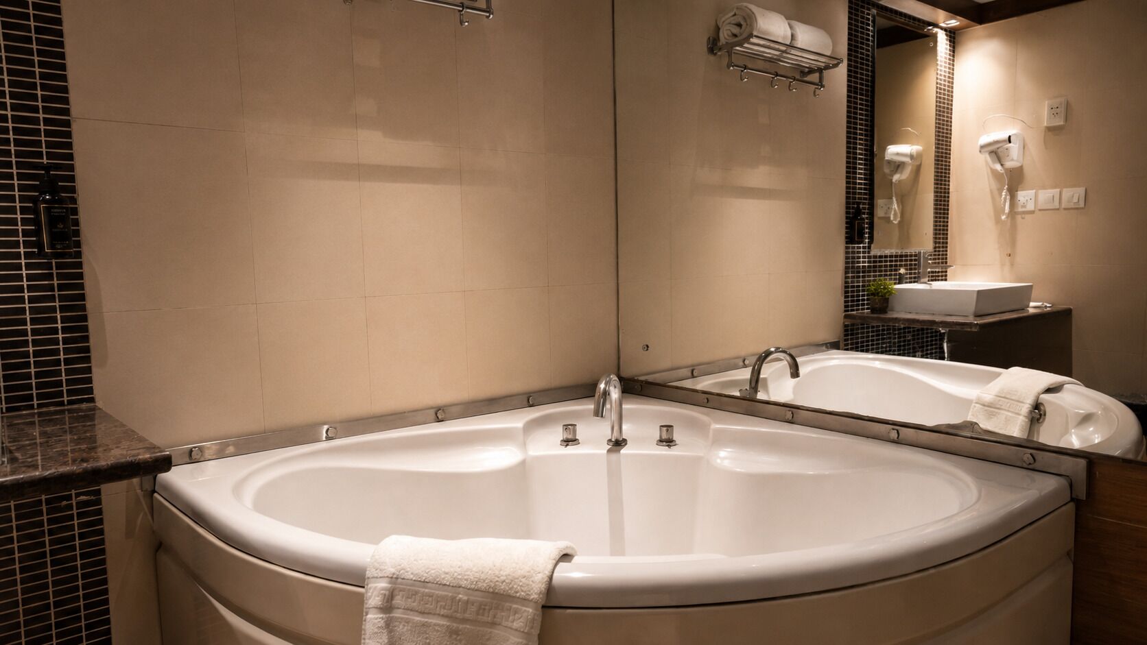 Premium Room Double or Twin with Bath Tub | Banheiro | Chuveiro, chuveiro com efeito de chuva, produtos de toalete de grife 