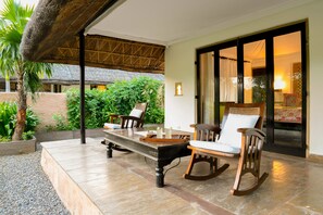 Cofres nos quartos, escrivaninha, roupa de cama