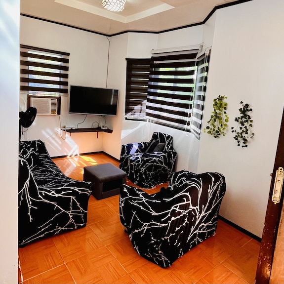 Palm House! 1min From The Beach! 5min To White Beach! W/ac - Puerto Galera